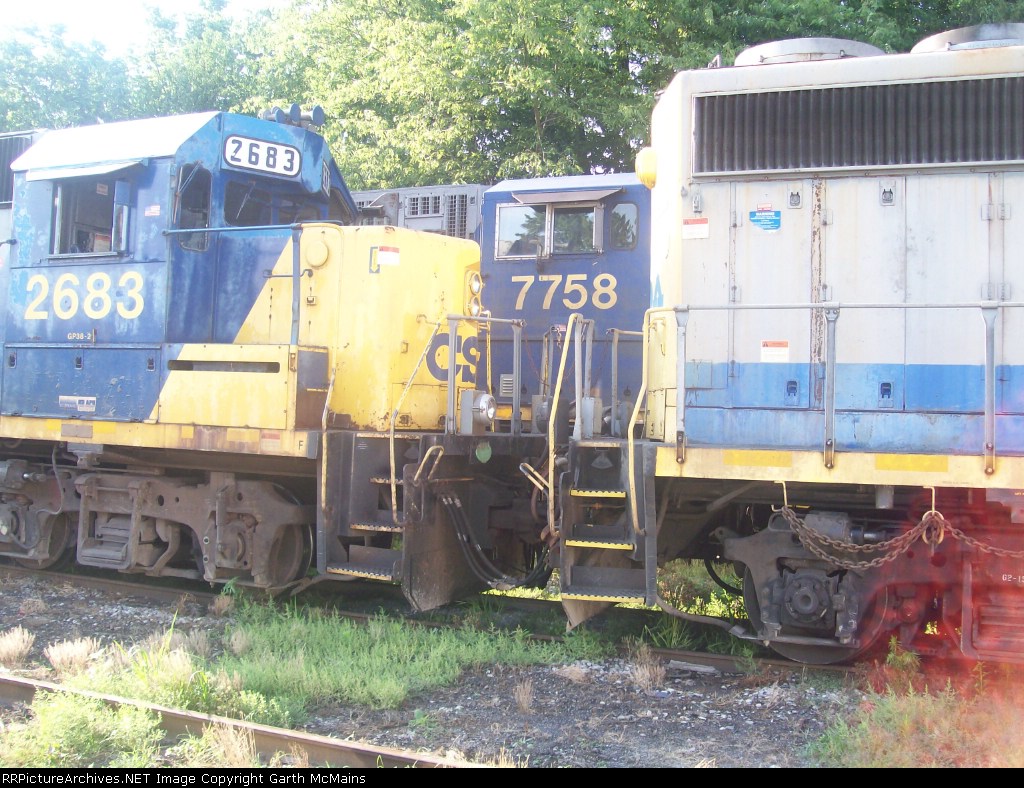 CSX 7758 hiding behind the J771 power